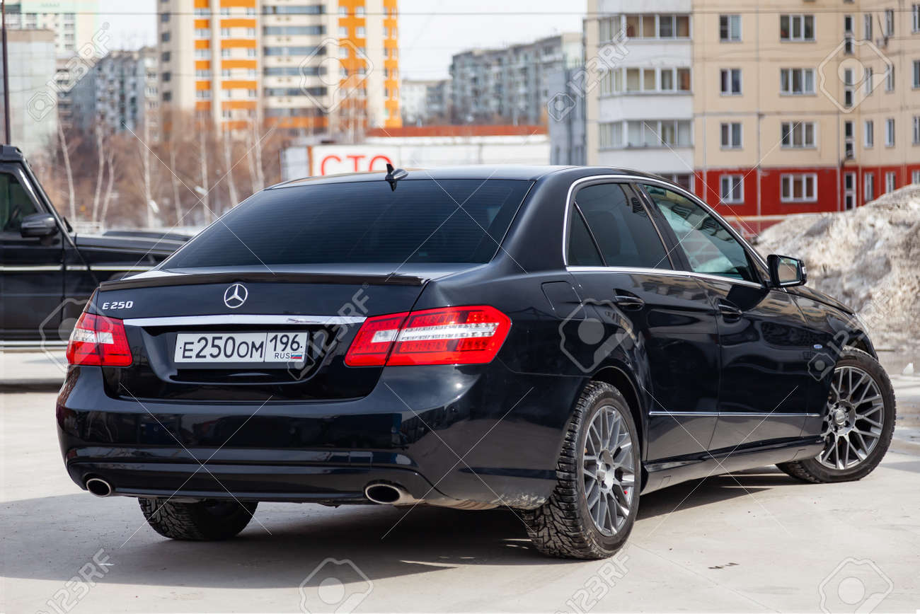 Nowosibirsk Russland 25.07.2019 Schwarzer Mercedes Benz E Klasse E250 2010 Jahre Ruckansicht Mit Dunkelgrauem Innenraum In Ausgezeichnetem Zustand Auf Einem Parkplatz Mit Grauem Wandhintergrund Lizenz...