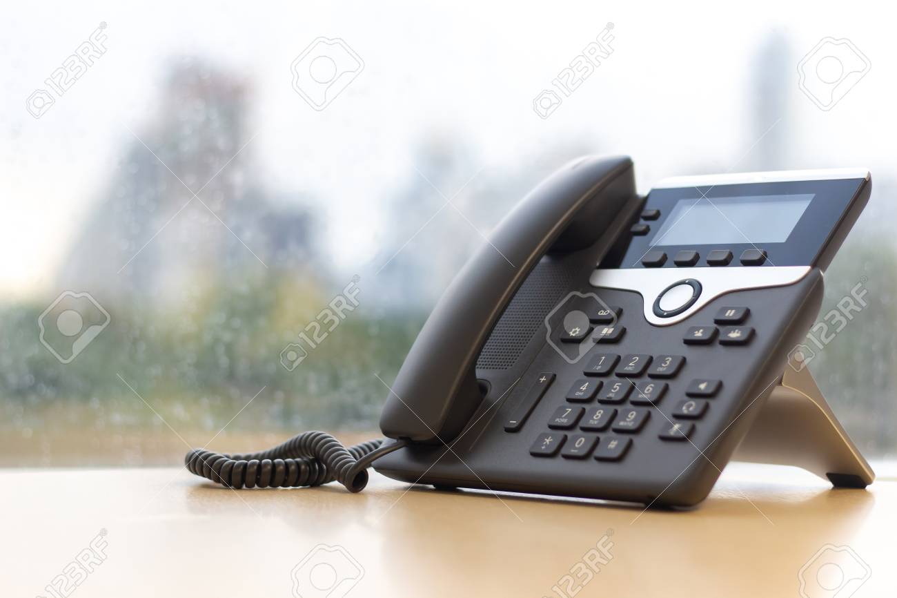 Schwarzes IP Telefon Auf Holztisch Telefon Auf Schreibtisch Mit Blick Auf Die Stadt Mit GroBem Fenster. Modernes Burokonzept. Lizenzfreie Fotos Bilder und Stock Fotografie. Image 109148432