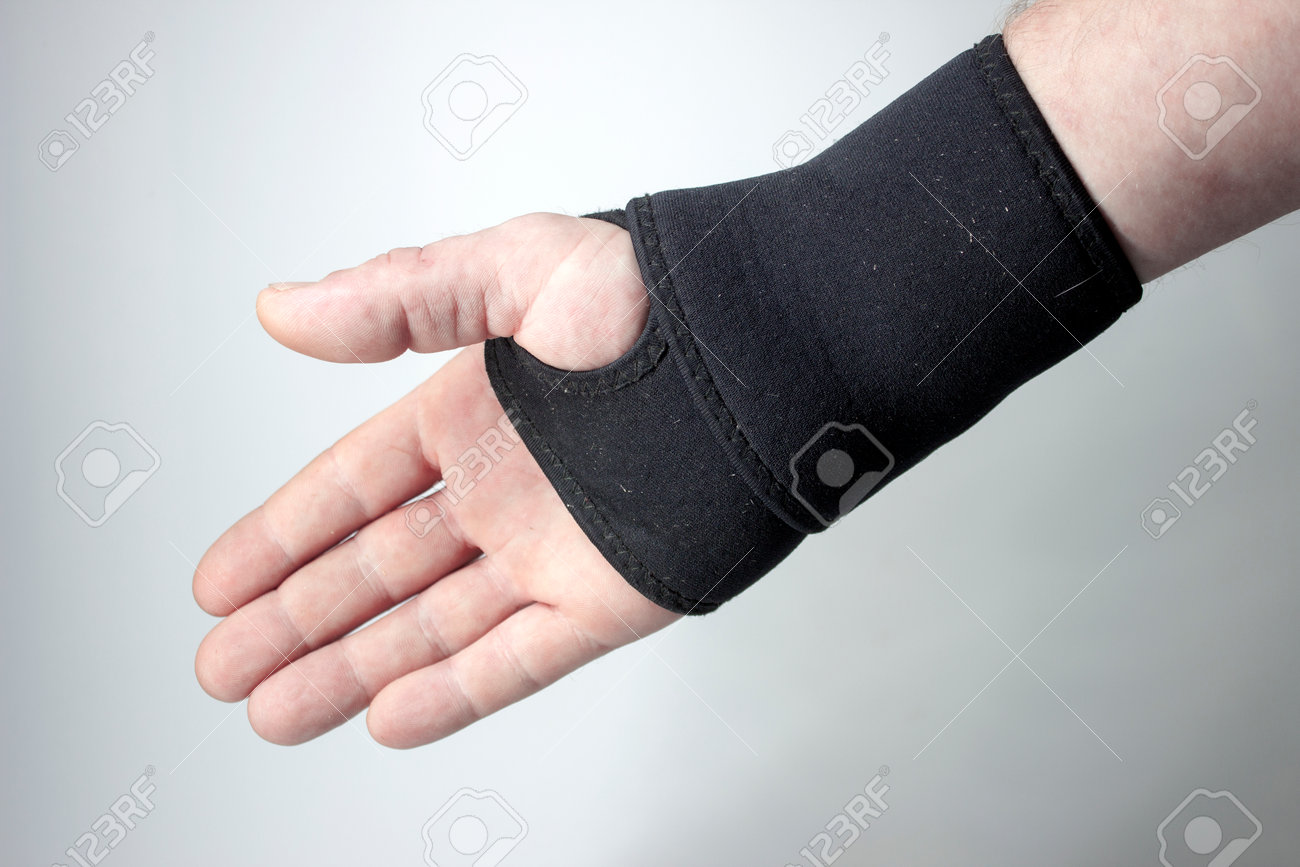 Injured Hand With Black Elastic Bandage On A Gray Background Banque D Images et Photos Libres De Droits. Image 214100799