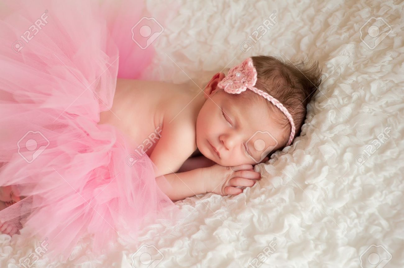 Newborn Baby Girl Tragt Ein Rosa Tutu Lizenzfreie Fotos Bilder und Stock Fotografie. Image 18764860