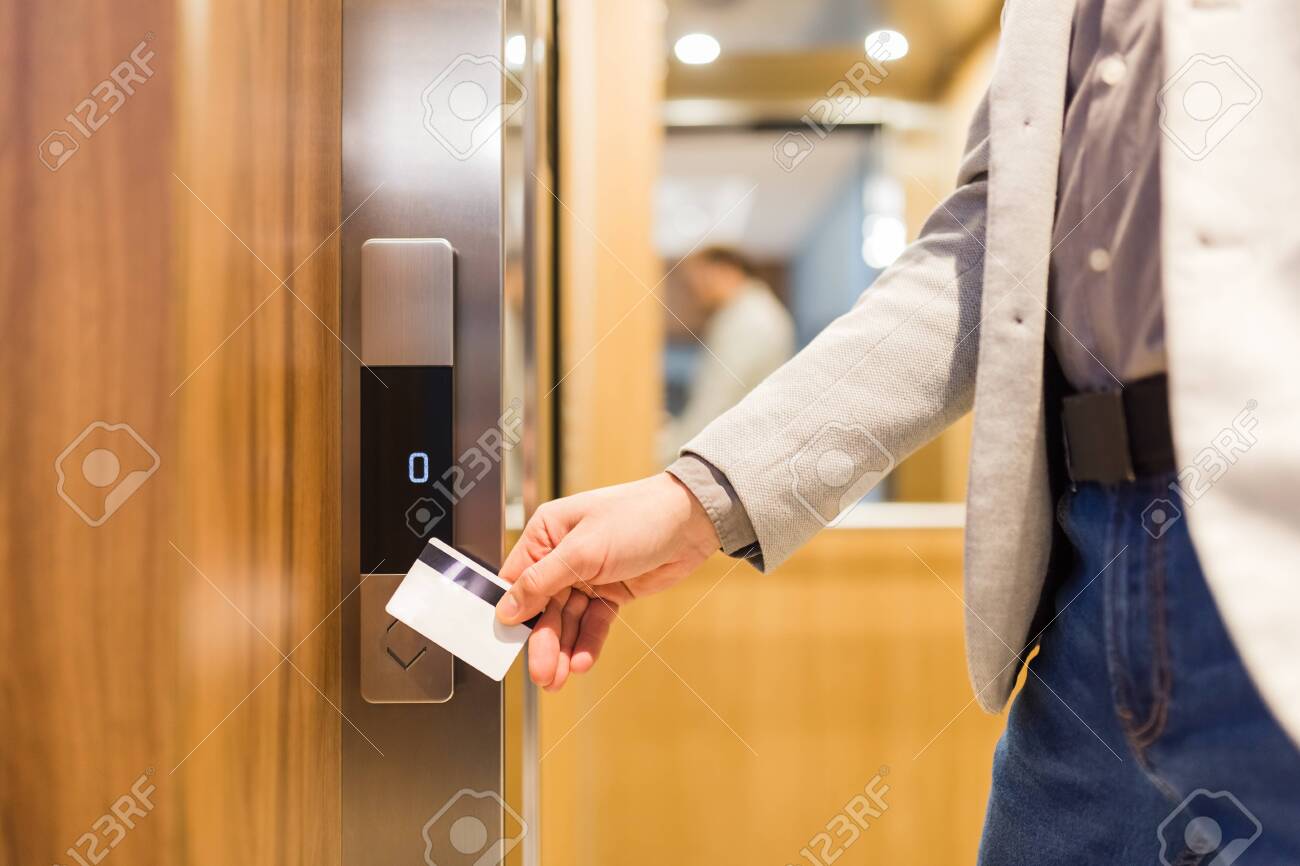 Homme Tenant Une Carte cle Sur Le Capteur Pour Ouvrir La Porte De L ascenseur Dans Un Batiment Ou Un Hotel Moderne. Banque D Images et Photos Libres De Droits. Image 141432952