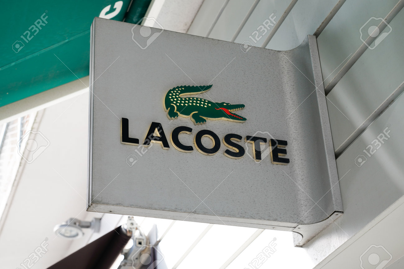 Bordeaux Aquitaine France 02 15 2020 Lacoste Logo Crocodile Sign Store Celebre Chaine Francaise De Vetements De Sport Polo De Luxe Banque D Images et Photos Libres De Droits. Image 140483803