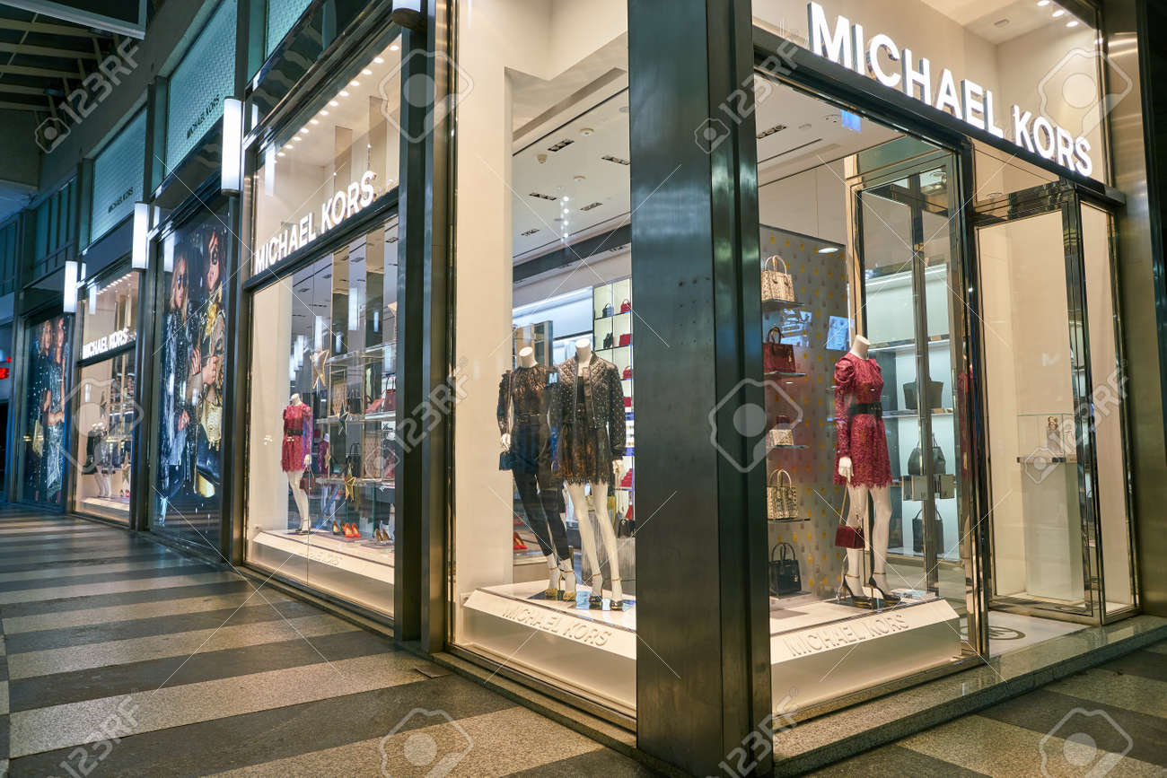 Immagini Stock MILANO ITALIA CIRCA NOVEMBRE 2017 Negozio Michael Kors A Milano. Michael Kors Holdings Limited E Un azienda Di Moda Americana. Image 119933786