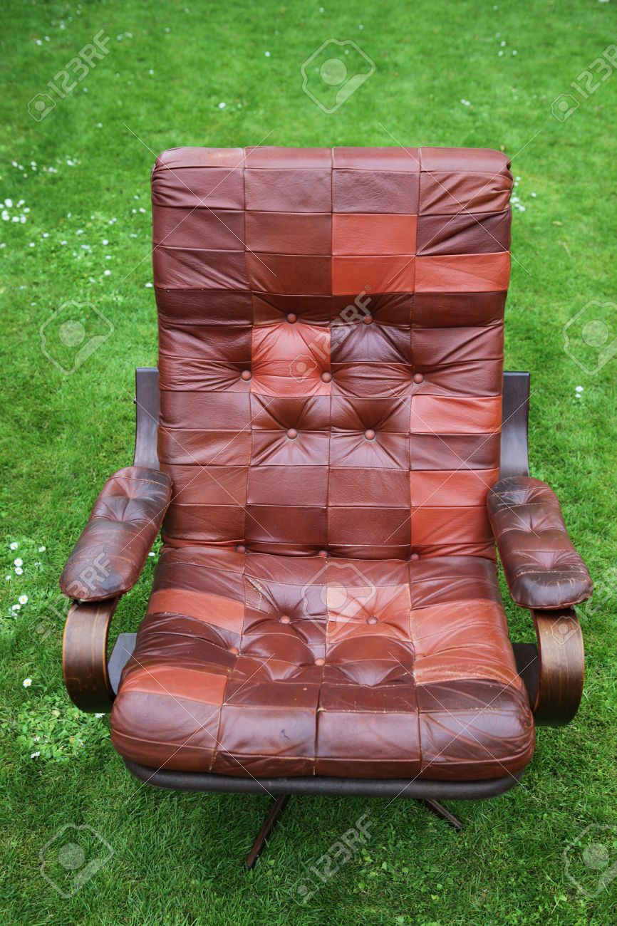 Retro Leder Designer Sessel. Danische 70er Recliner Mobel Auf Rasen Lizenzfreie Fotos Bilder und Stock Fotografie. Image 8793299